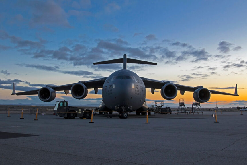 Massive Mobility Machines: C-5M Super Galaxy vs C-17 Globemaster III ...